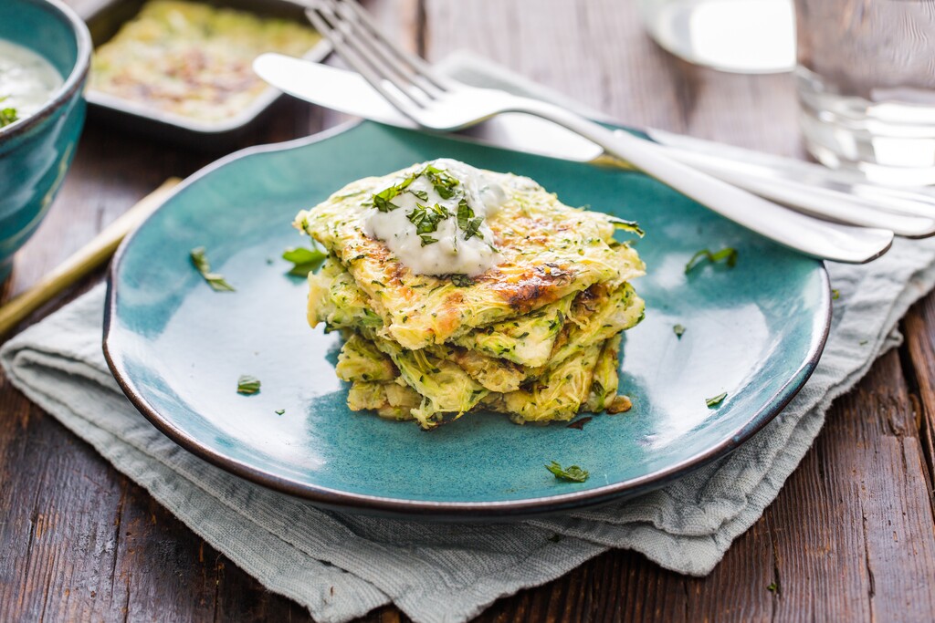 Courgettekoekjes met muntyoghurt recept - 24Kitchen